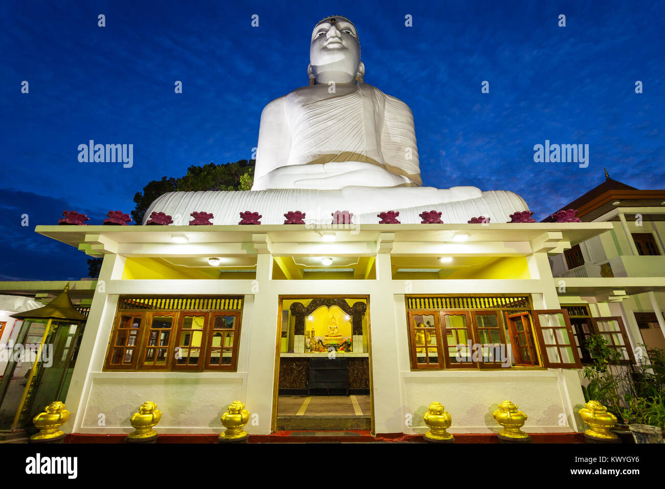 Bahirawa Kanda o Vihara Bahirawakanda statua del Buddha, Kandy, Sri ...