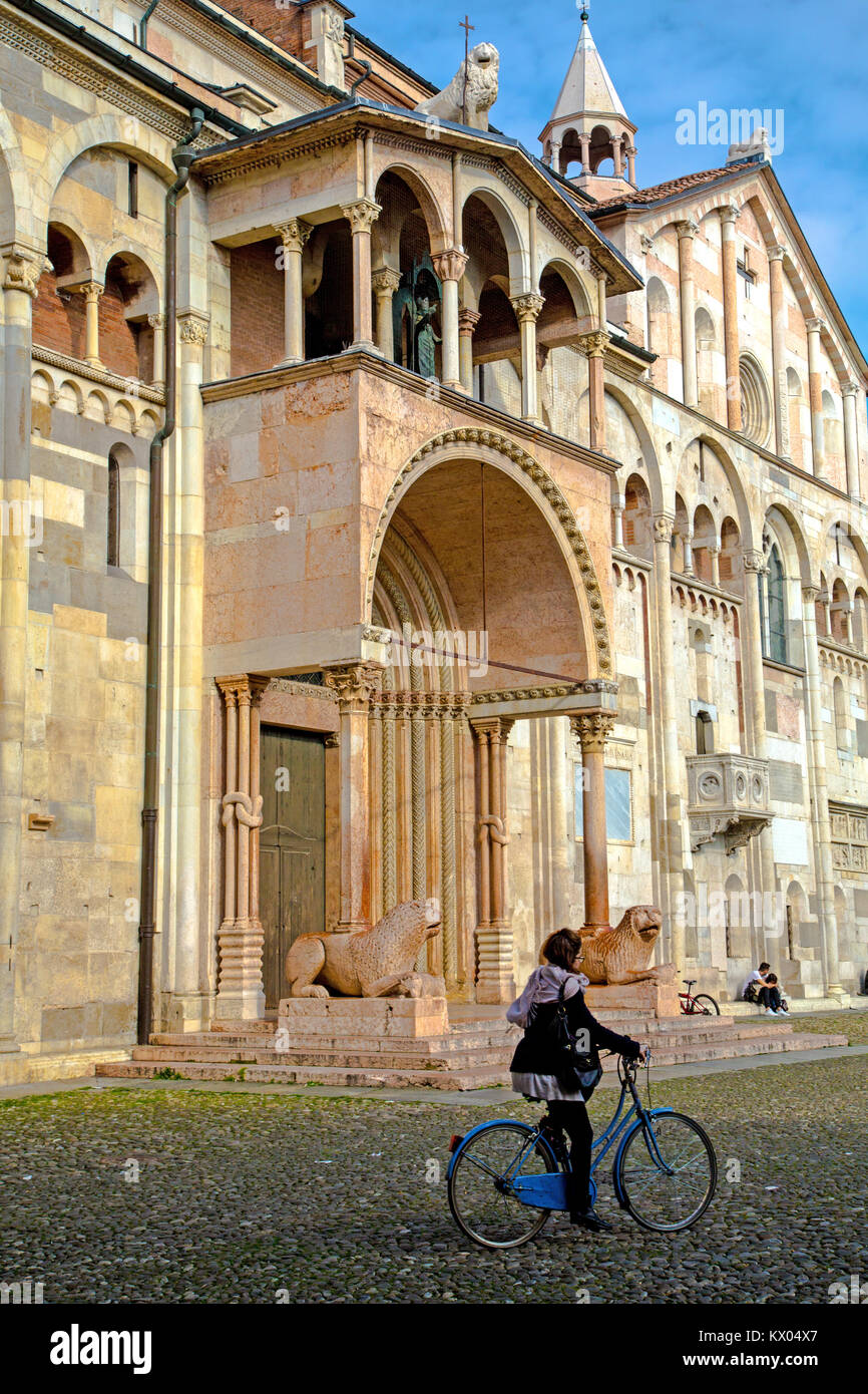 La facciata del Duomo di Modena in Modena Italia Foto stock - Alamy
