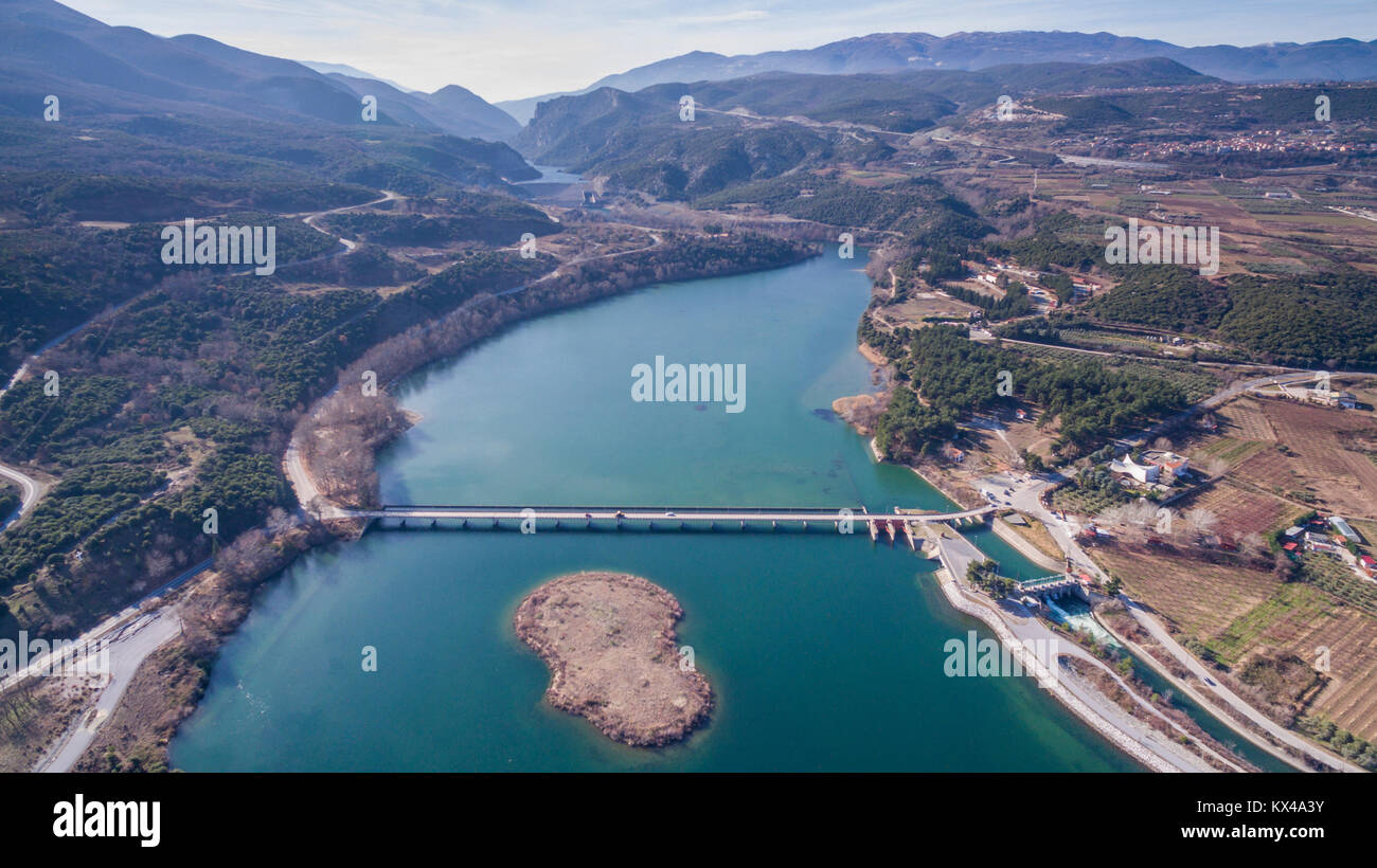 Antenna fuco immagine del fiume Aliakmon e Dam in Grecia del Nord Foto ...