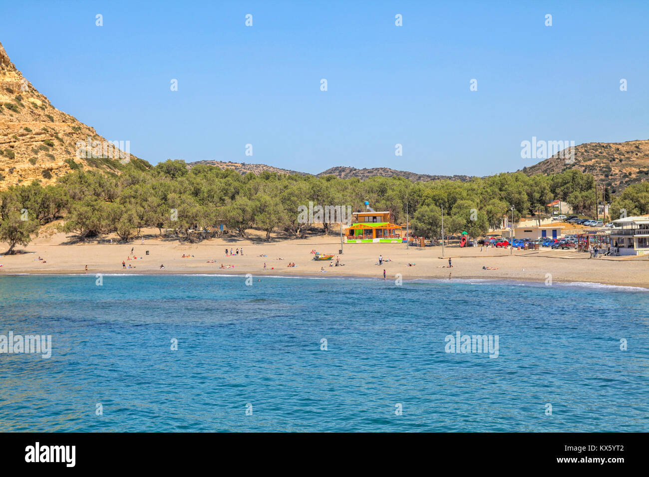 MATALA BAY, CRETA , Grecia- maggio 1: le persone e i ristoranti sulla ...