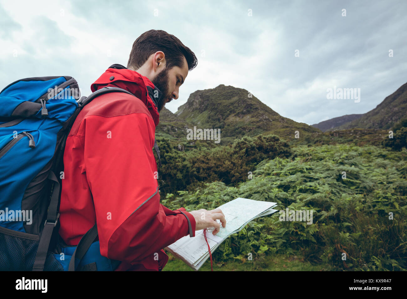 Escursionista di montagna durante la lettura della mappa ...