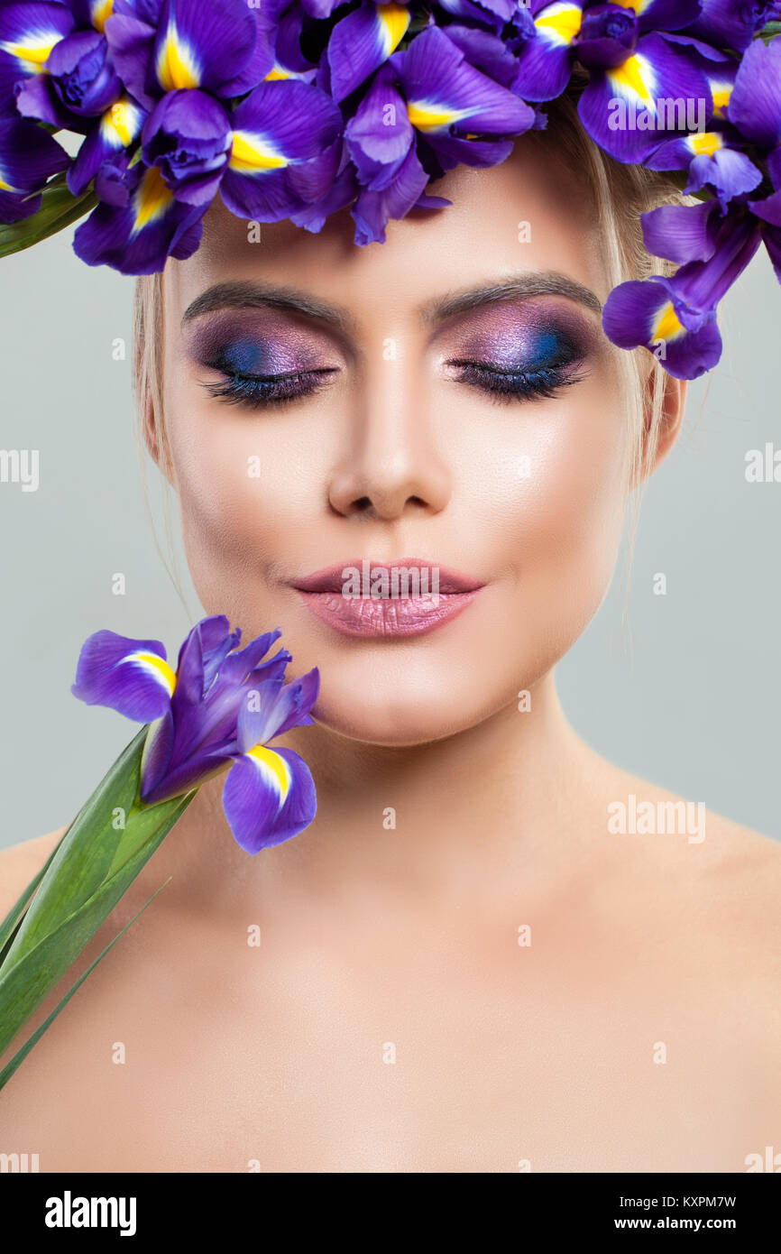 Bellissimo volto femminile Closeup. Modello di moda donna con Blu ...