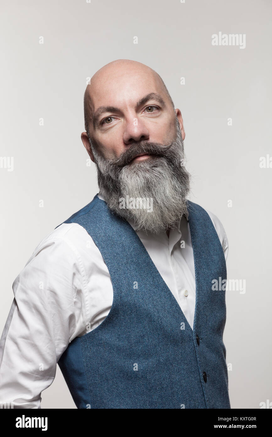 Ritratto di un uomo calvo con la barba lunga, abiti classici Foto stock ...