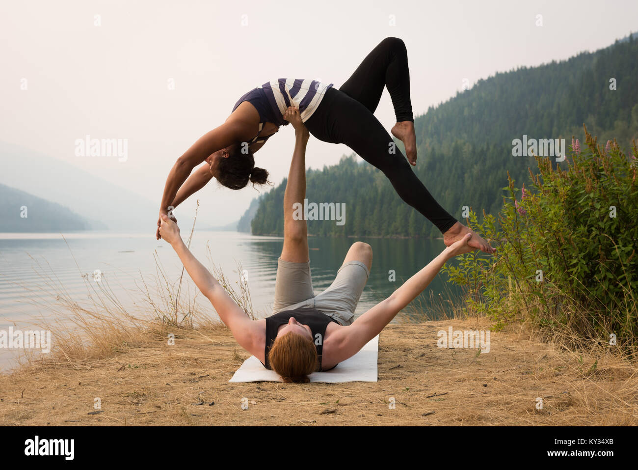 Acro yoga immagini e fotografie stock ad alta risoluzione - Alamy