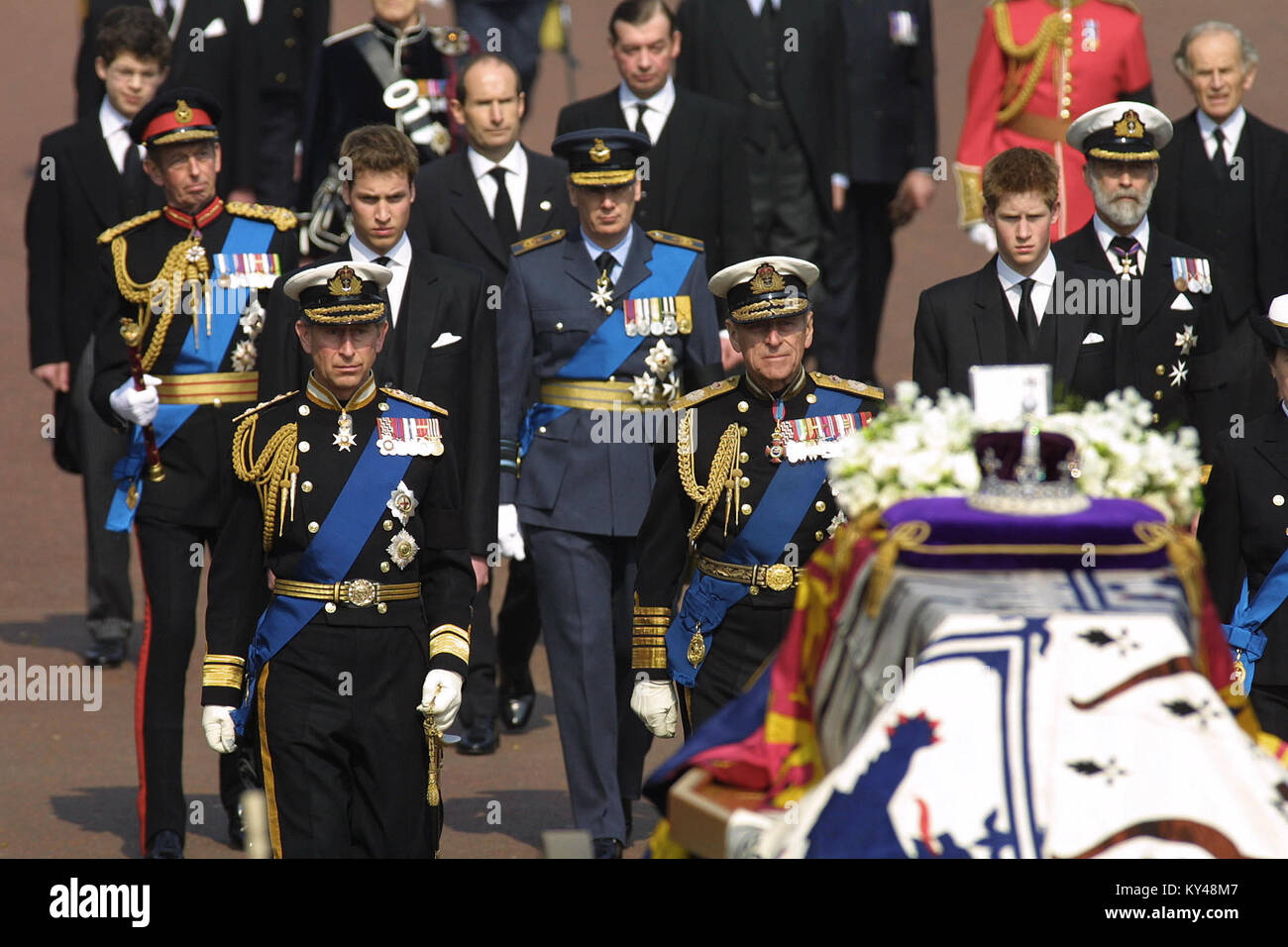 La bara che porta la Regina madre si diparte da St. James Palace ...