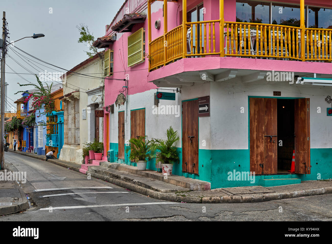 Tipiche facciate colorate con i balconi delle case di Cartagena de ...