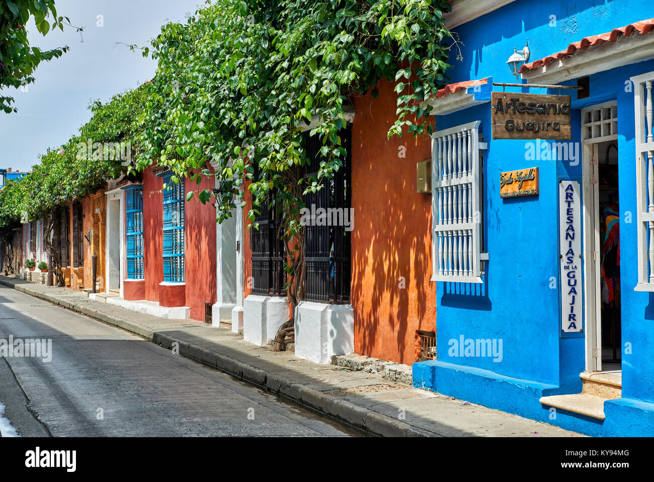 Tipiche facciate colorate con i balconi delle case di Cartagena de ...