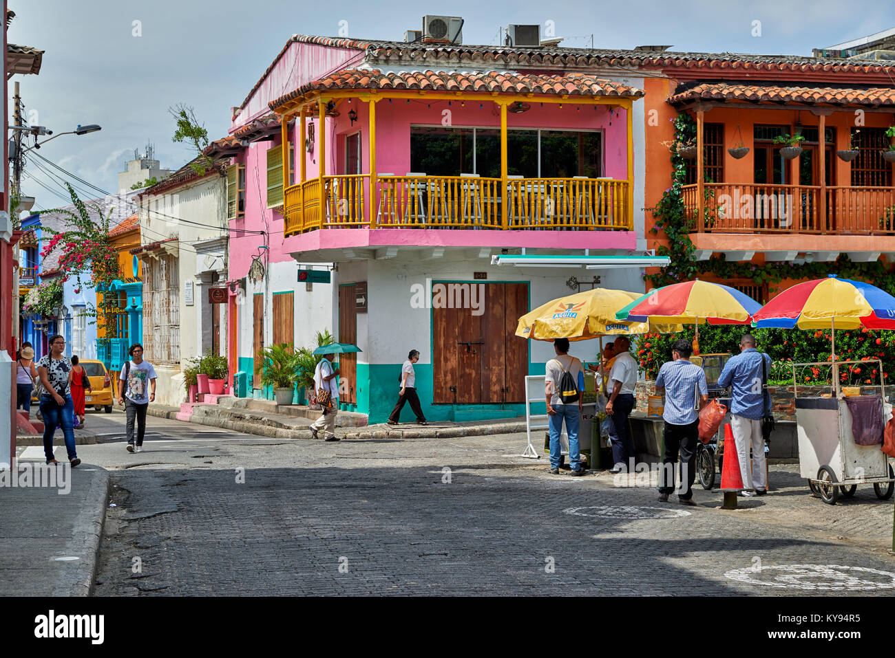 Tipiche facciate colorate con i balconi delle case di Cartagena de ...