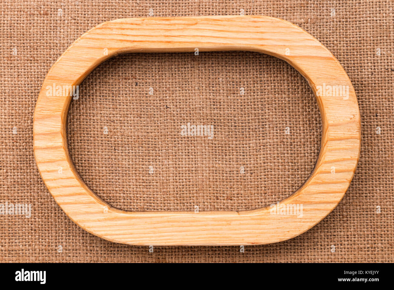 Cornice ovale legno immagini e fotografie stock ad alta risoluzione - Alamy