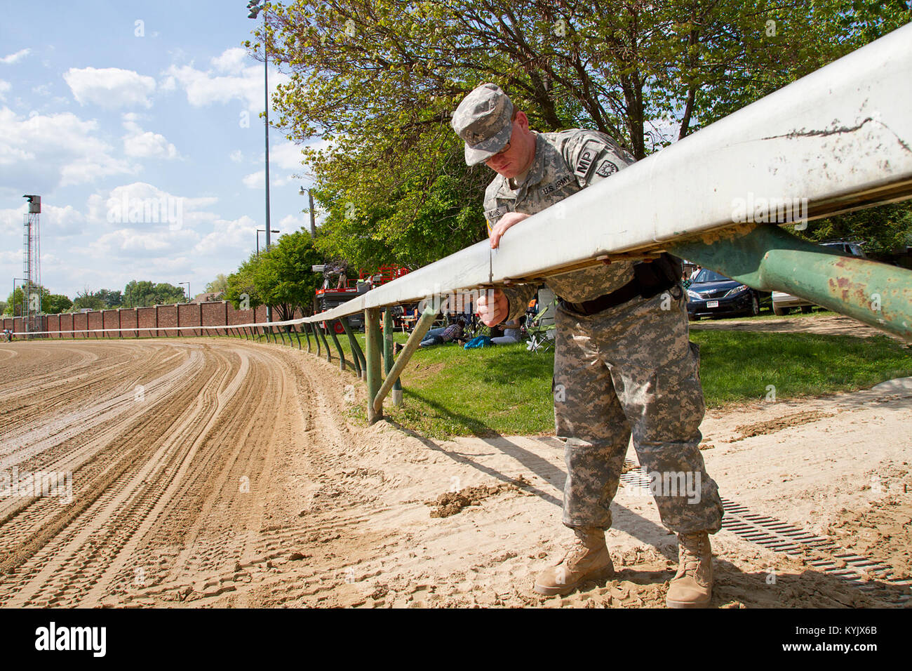Pvt. Kris Adams con il 617th Polizia Militare azienda assicura un gate ...