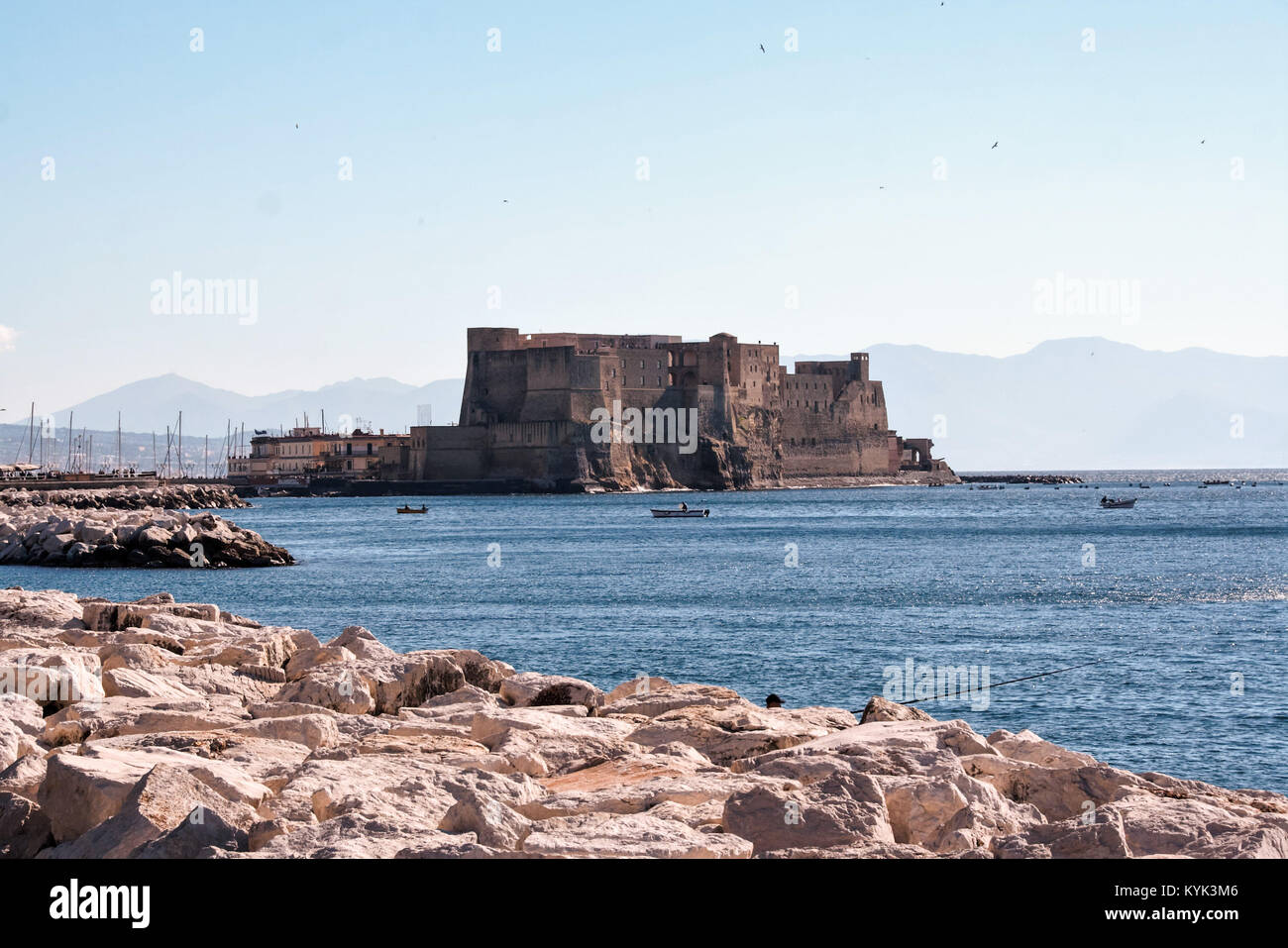 Iconico castel dellovo nel golfo di napoli immagini e fotografie stock ...