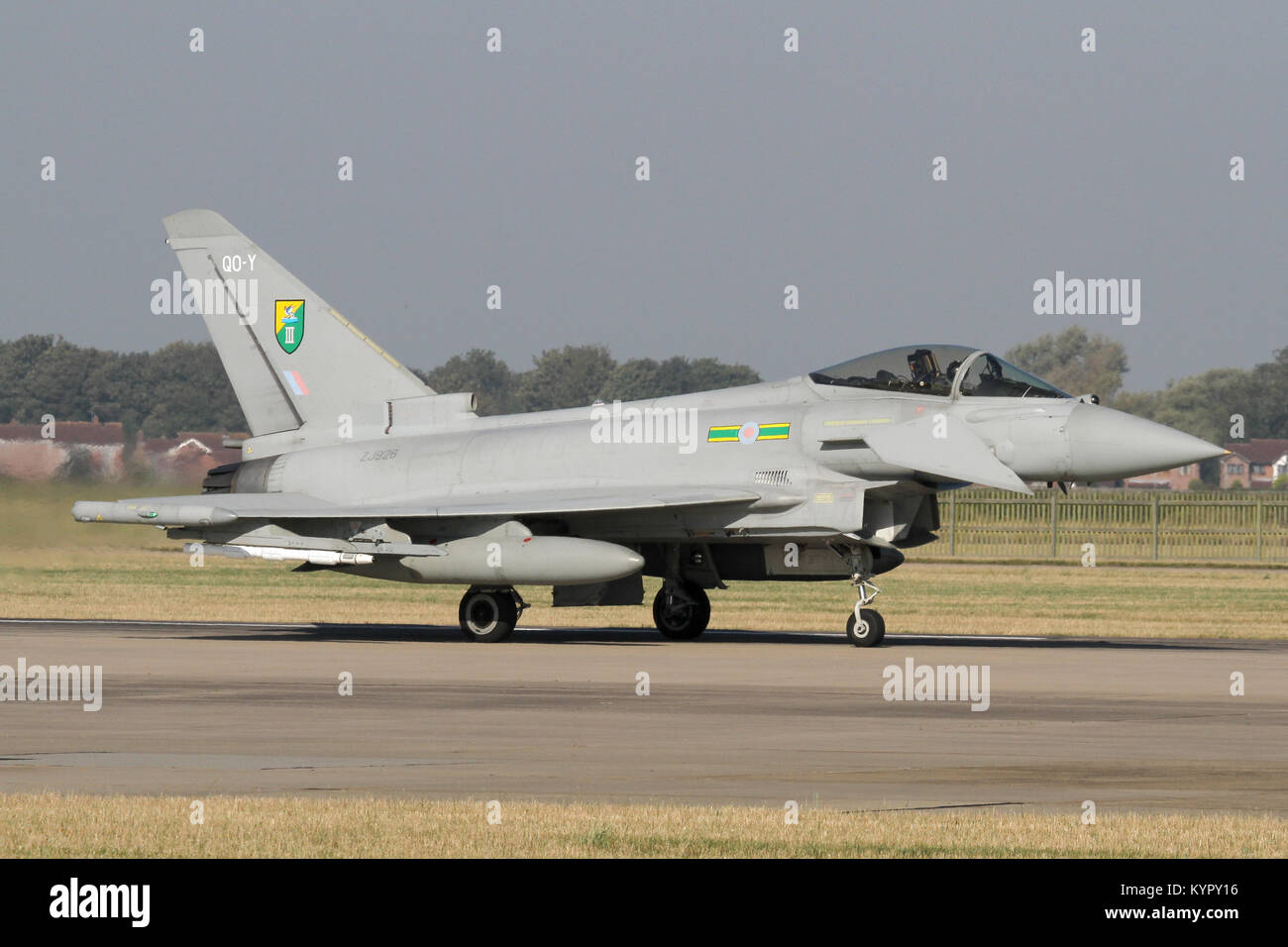 RAF Typhoon da 3 squadrone di rullaggio in verso i rifugi dopo lo ...