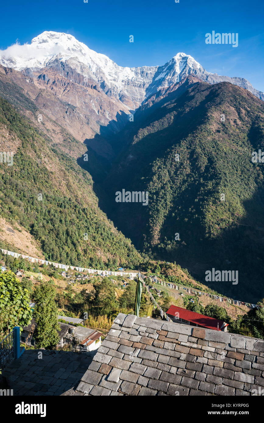 Chomrong village immagini e fotografie stock ad alta risoluzione - Alamy