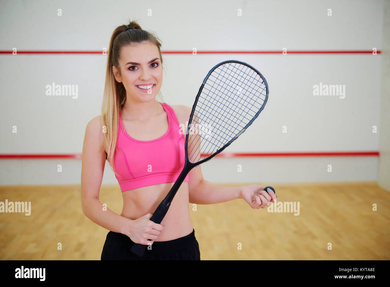 Female tennis player hitting ball immagini e fotografie stock ad alta ...