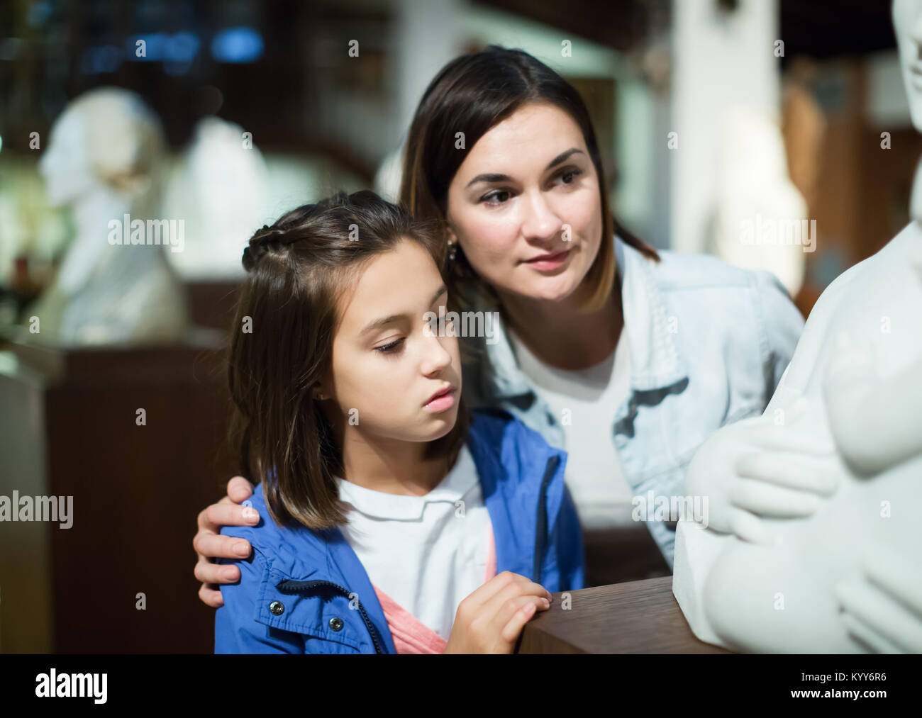 Due statue classiche femminili immagini e fotografie stock ad alta ...