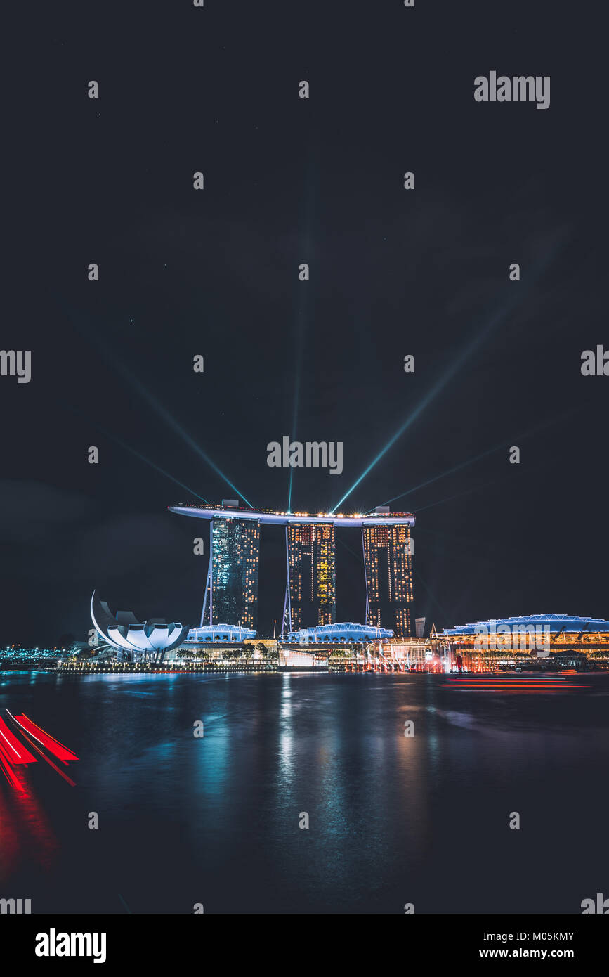 Spettacolo di laser di singapore immagini e fotografie stock ad alta risoluzione - Alamy