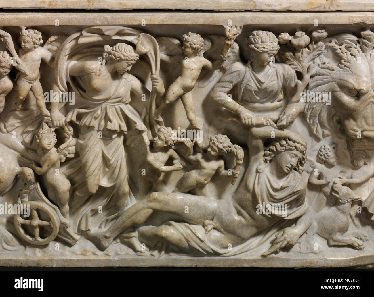 Un sarcofago in marmo raffigurante il mito di Selene ed Endymion. L ...