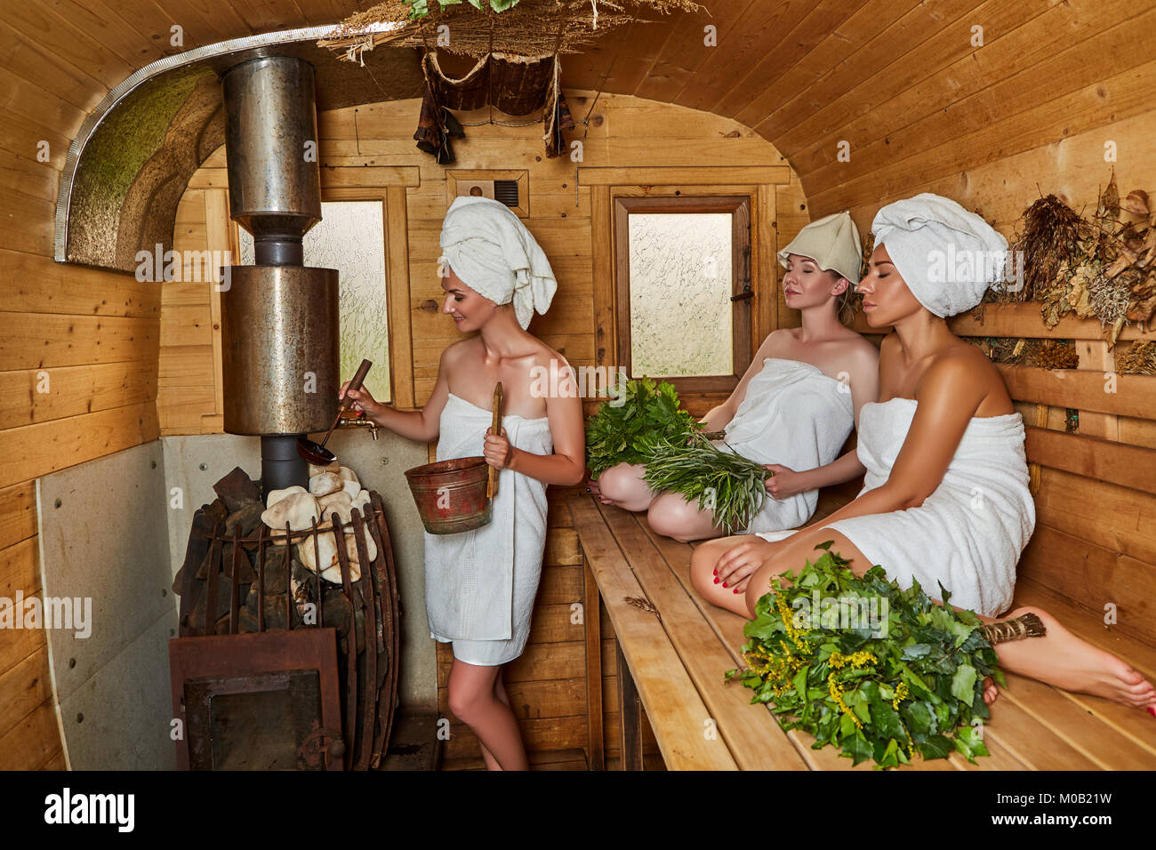 Three people in hot sauna immagini e fotografie stock ad alta risoluzione - Alamy