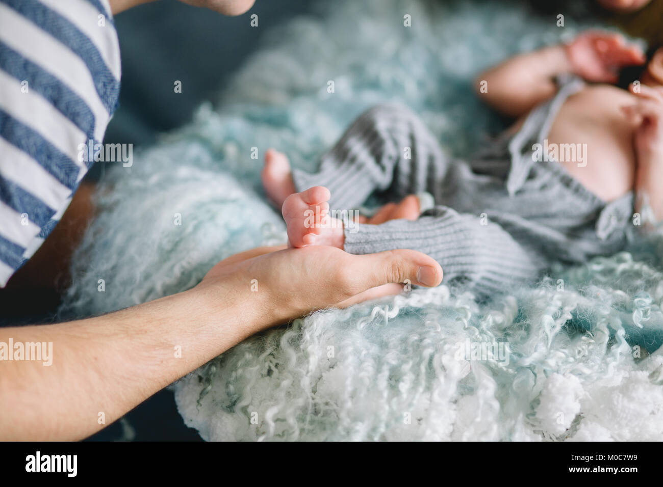Mani Neonate Immagini e Fotos Stock - Alamy