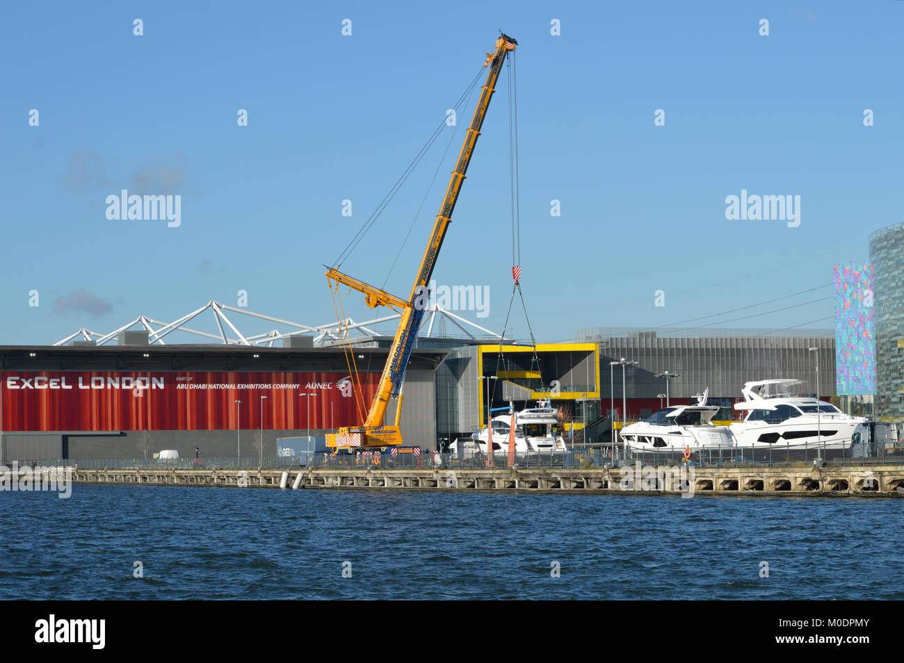 Barca sollevata da una gru mobile immagini e fotografie stock ad alta ...