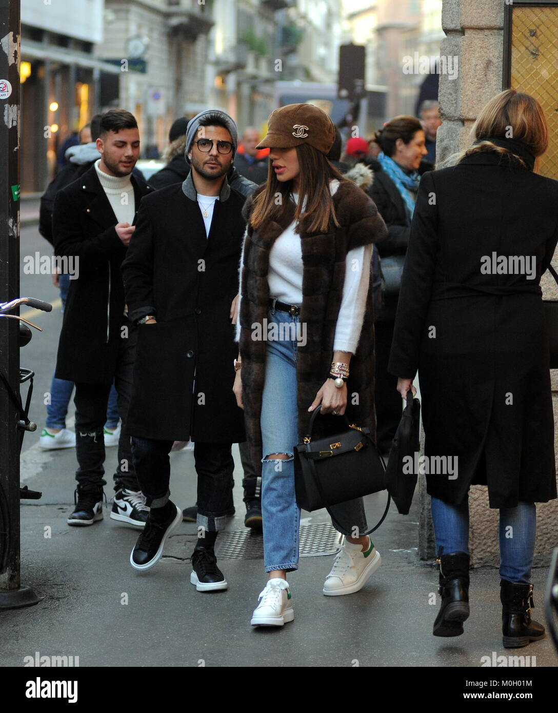 Milano, Lorenzo Insigne e moglie Genoveffa nel centro Lorenzo insigne ...