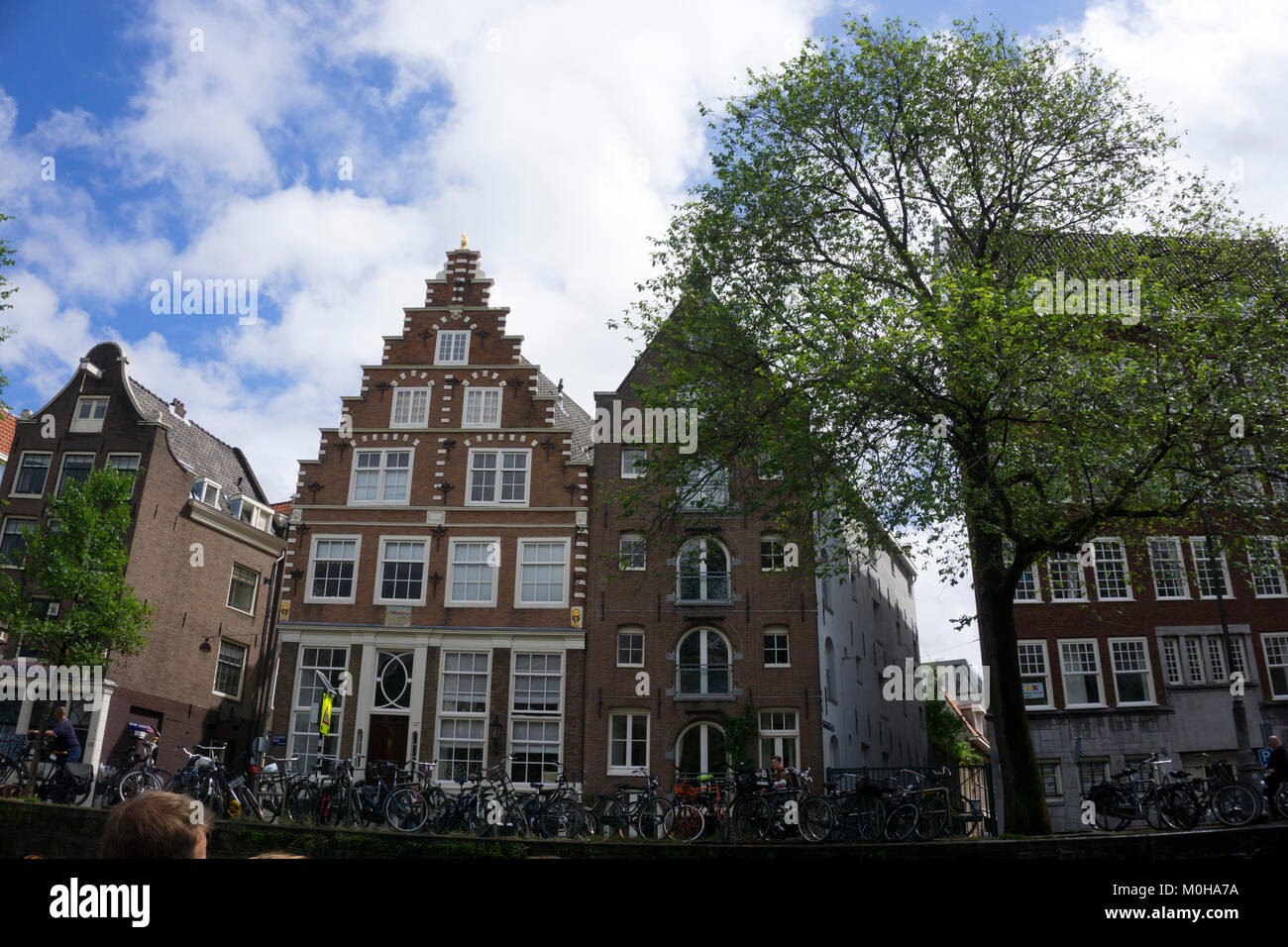 Amsterdam. I famosi canali e ponti del centro storico e antico di ...