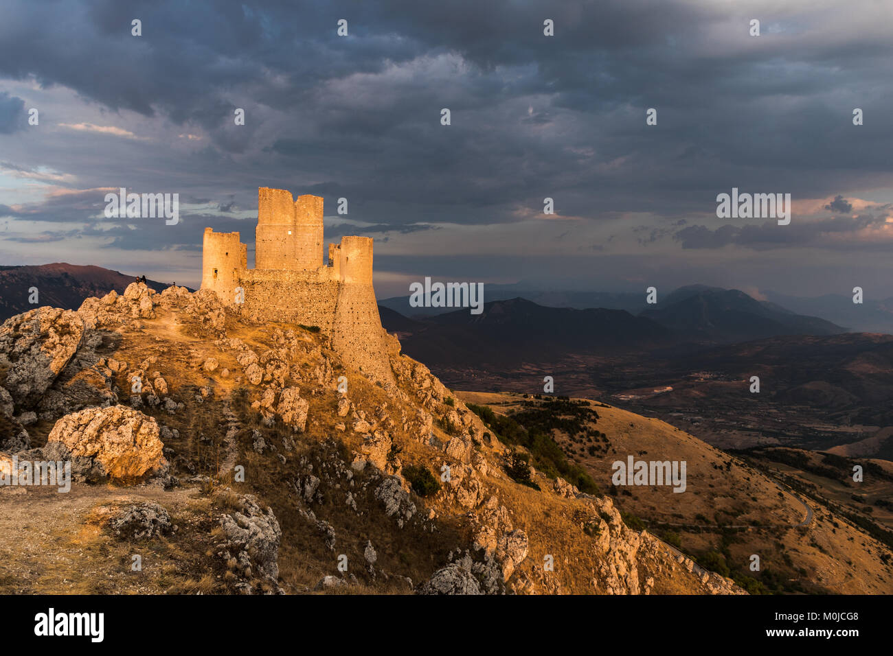 Rocca Calascio, una vecchia fortezza medievale nelle montagne d'Abruzzo ...