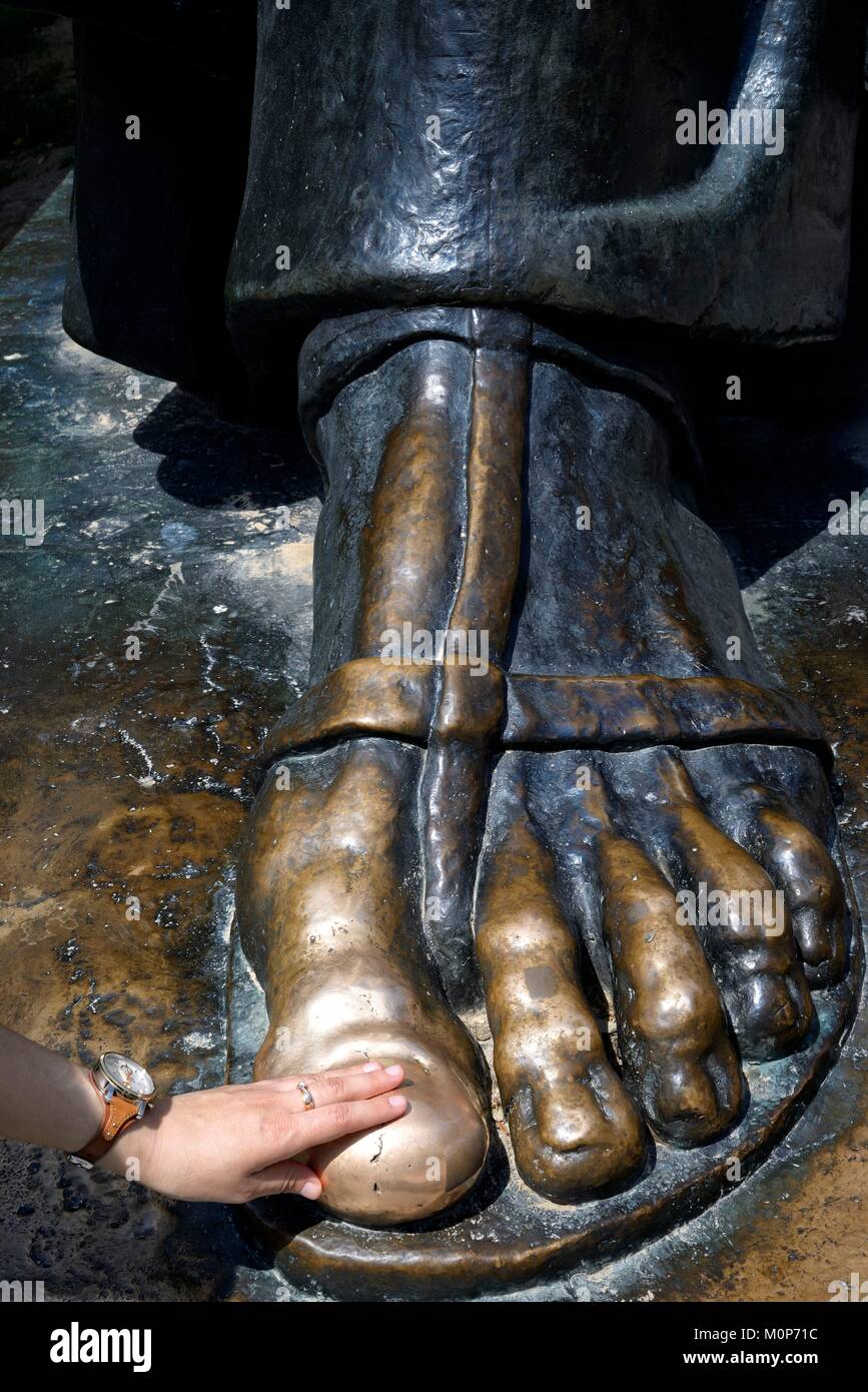 Dettaglio di piede statua gregory x secolo vescovo nin immagini e ...