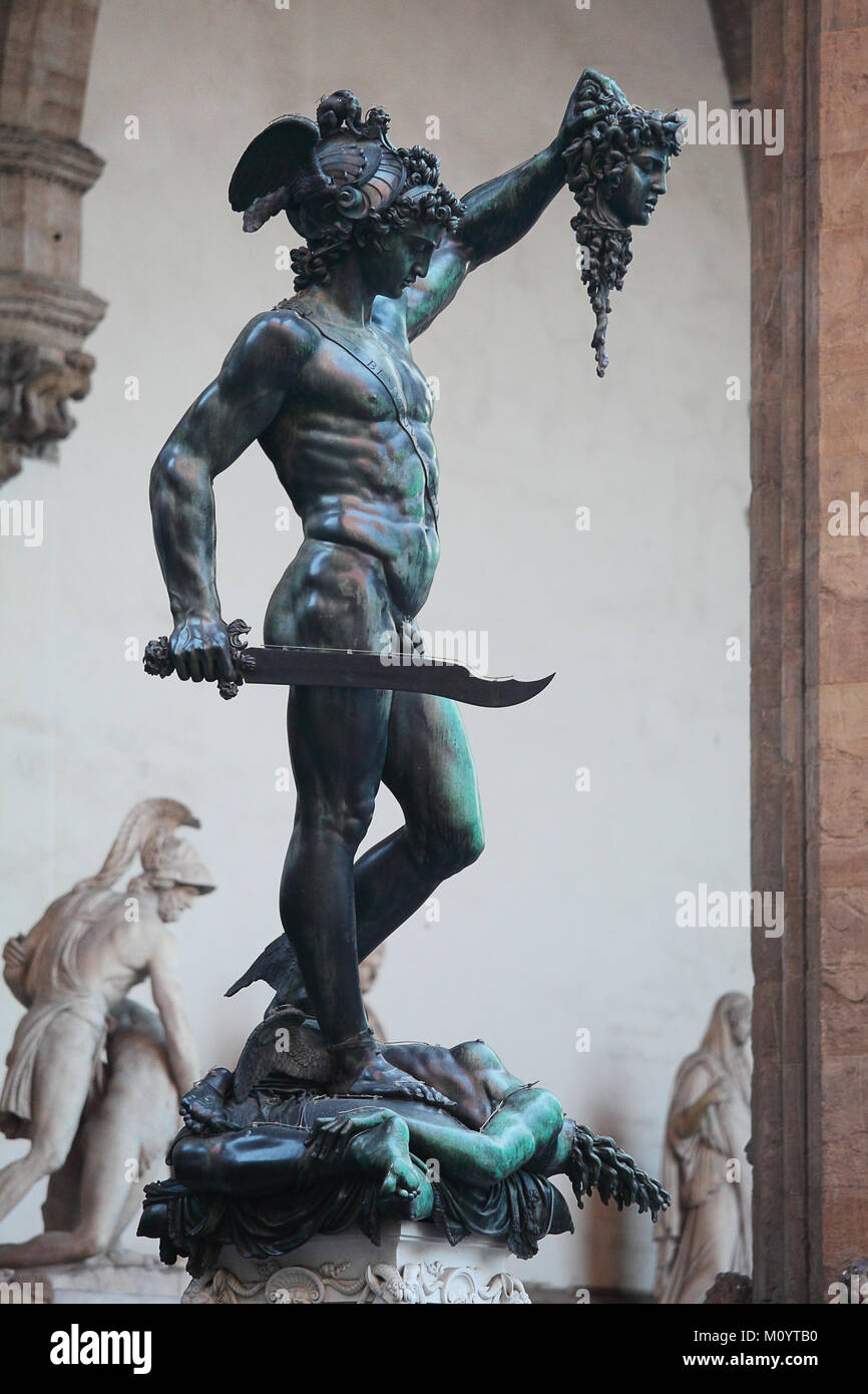 Perseo tenendo la testa della Medusa - statua di Benvenuto Cellini ...