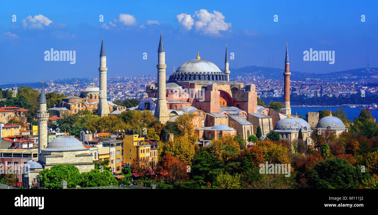 Vista panoramica della città di Istanbul con Hagia Sophia basilica ...