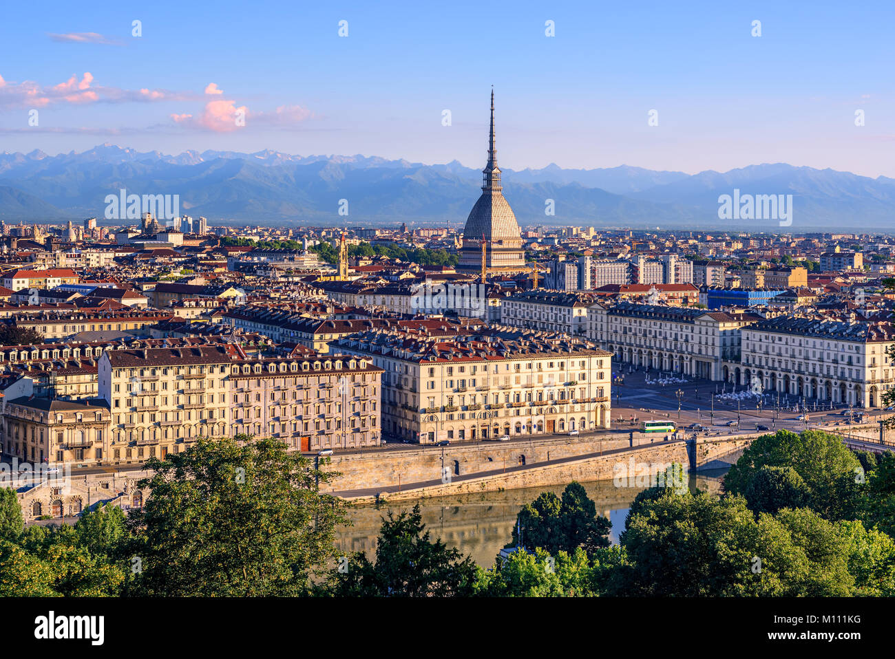 Il centro della città di Torino con la Mole Antonelliana tower, Alpi ...