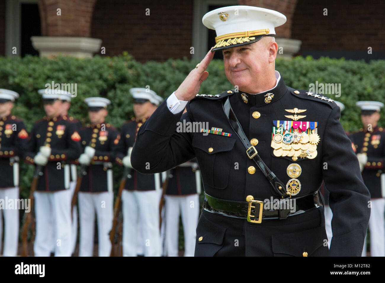 L'Assistente Comandante del Marine Corps, Gen. Glenn M. Walters, saluta ...