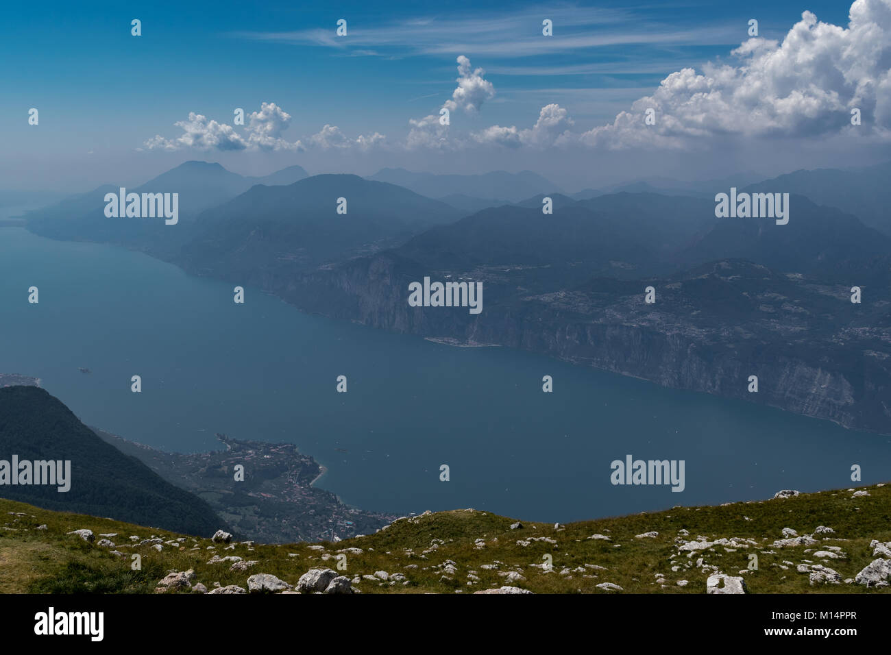 Vista dall'alto del lago di garda immagini e fotografie stock ad alta ...