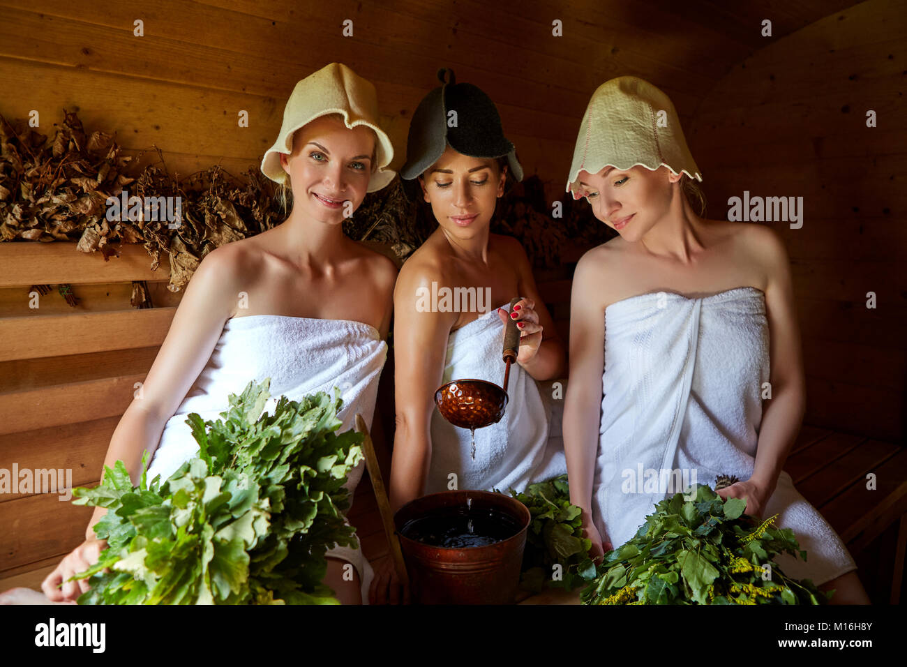 Three people in hot sauna immagini e fotografie stock ad alta risoluzione - Alamy