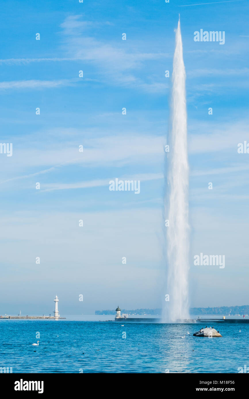 Fontana del famoso jet deau sul lago di ginevra a ginevra immagini e ...