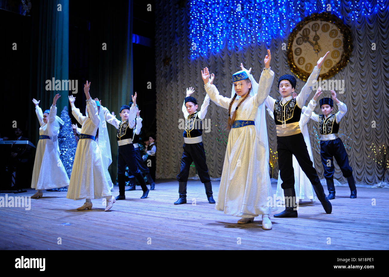 Crimea tatar bambini ballerini in abito nativo di eseguire la danza ...
