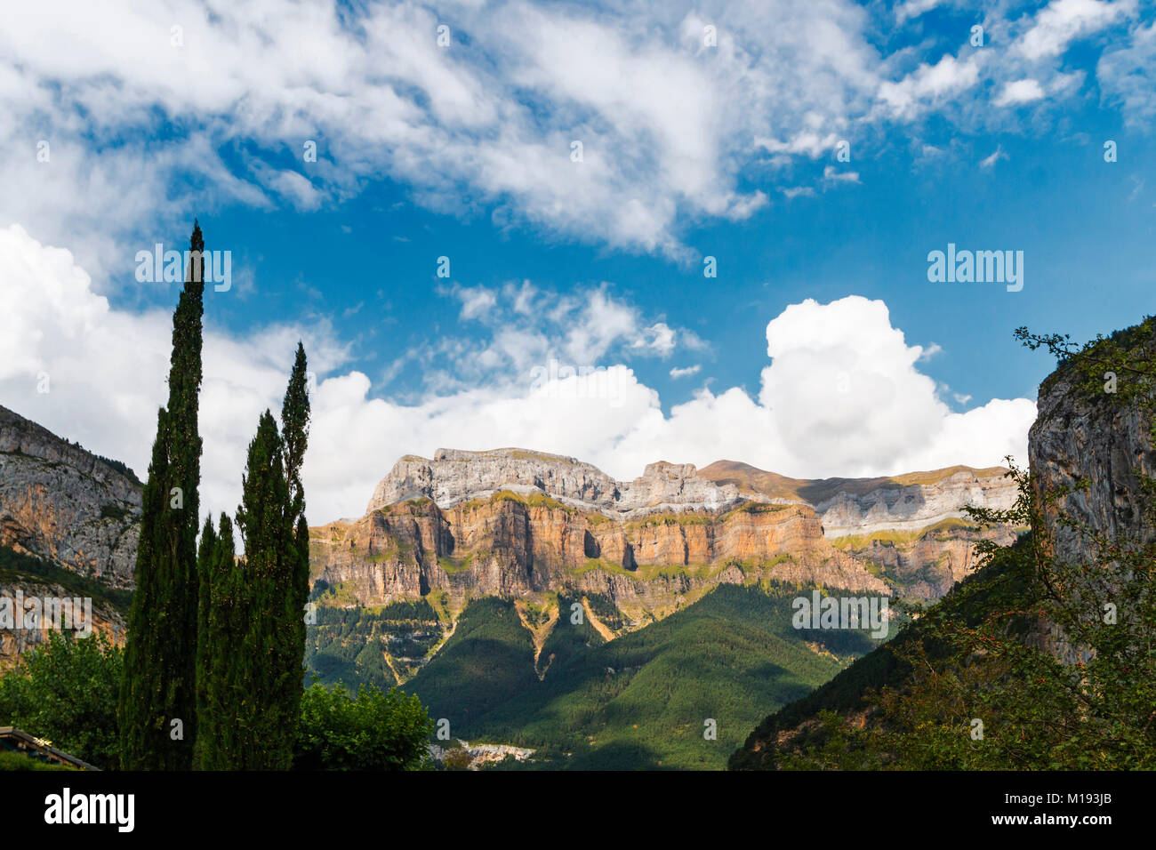 Vista da Torla a Mt Mondarruego (montagna rossa) in spettacolari Ordesa ...
