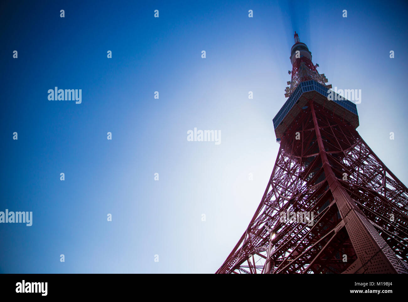 Torre di tokyo sullo sfondo immagini e fotografie stock ad alta ...