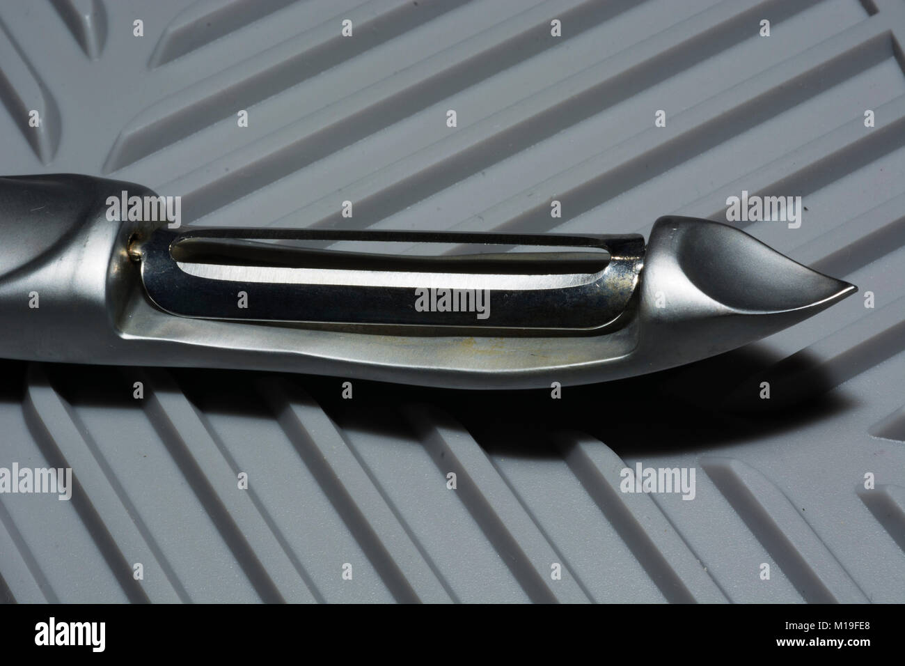 Coltello e pelapatate immagini e fotografie stock ad alta risoluzione ...