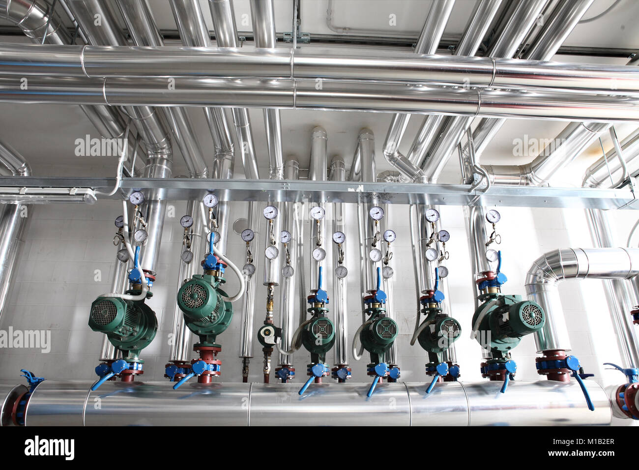 Pompa , manometro, tubi e valvole di rubinetto di riscaldamento in un ...