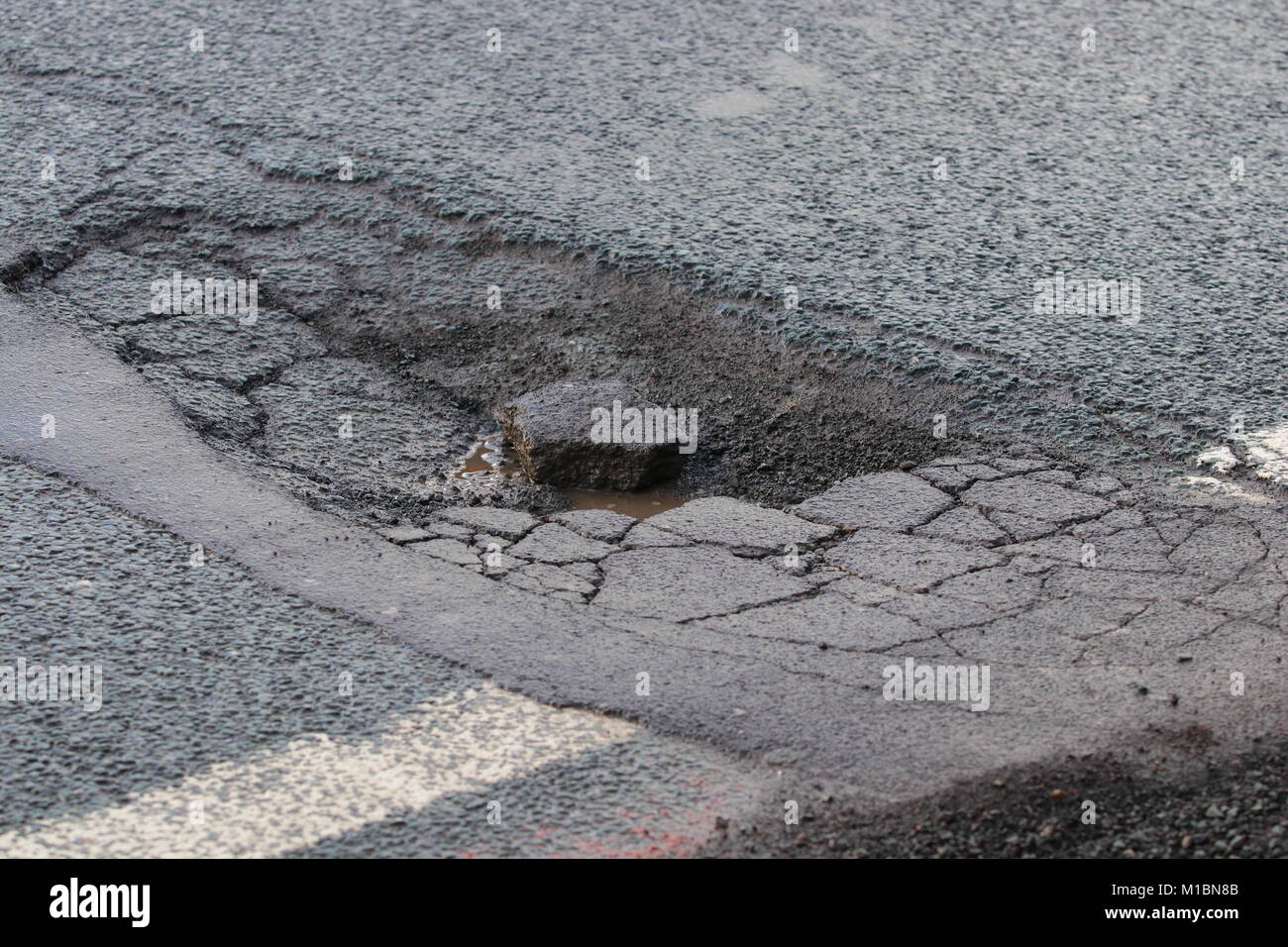 Buca della strada immagini e fotografie stock ad alta risoluzione - Alamy