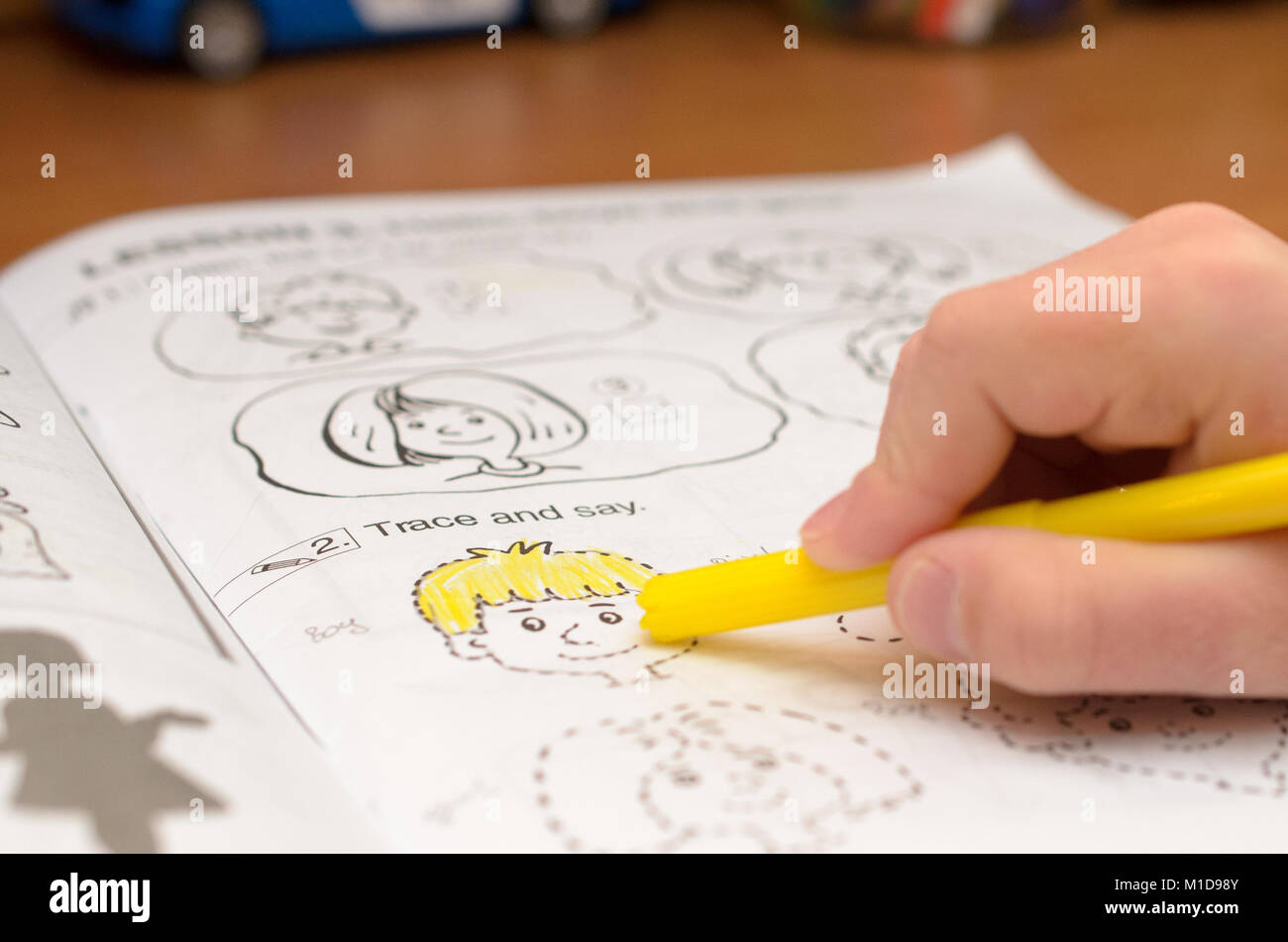 Mano del bambino che scrive a matita immagini e fotografie stock ad ...