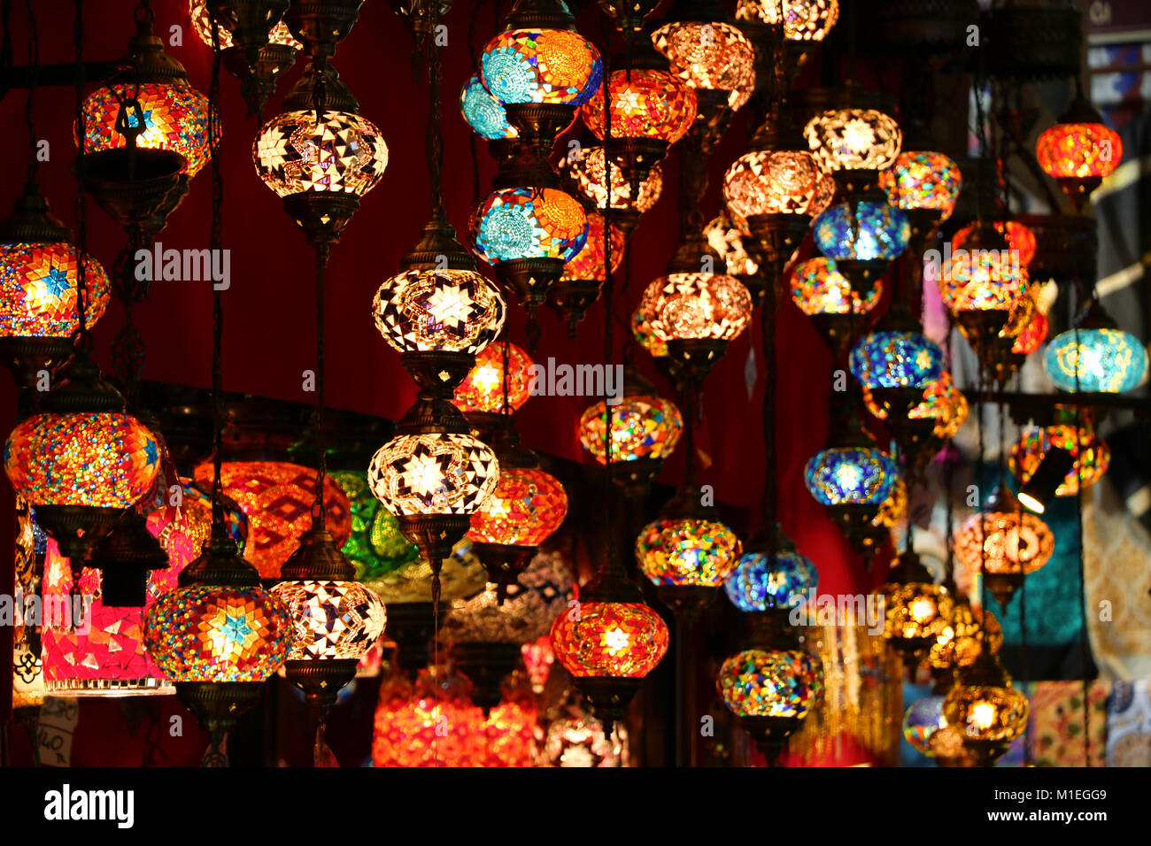 Lampade presso il Grand Bazaar a Istanbul, Turchia Foto stock - Alamy