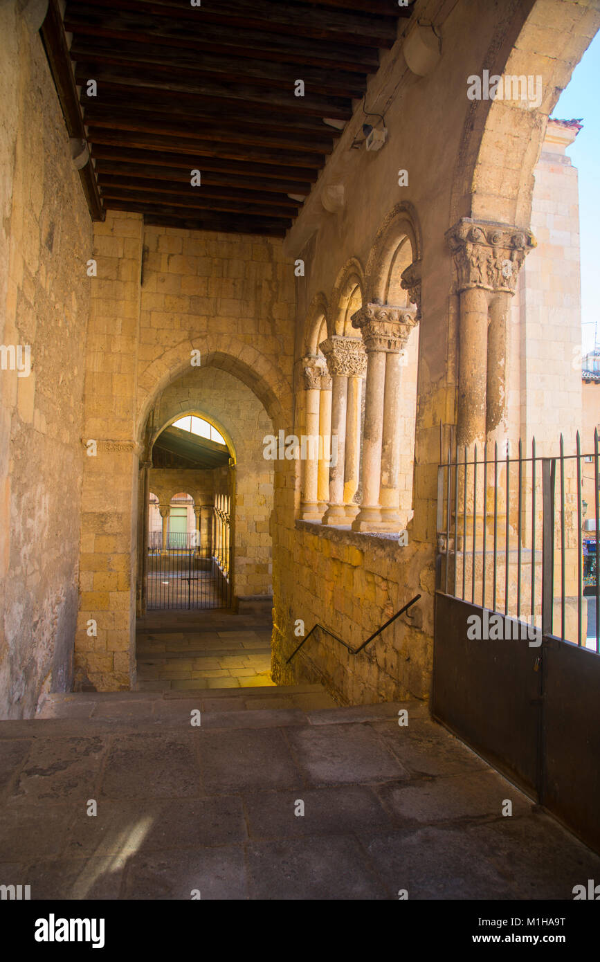 Portico romanico capitale immagini e fotografie stock ad alta ...