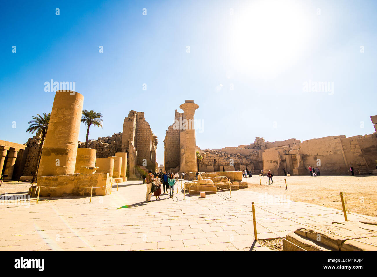 Grande Hypostyle Hall e nuvole a i Templi di Karnak antica Tebe . Luxor ...