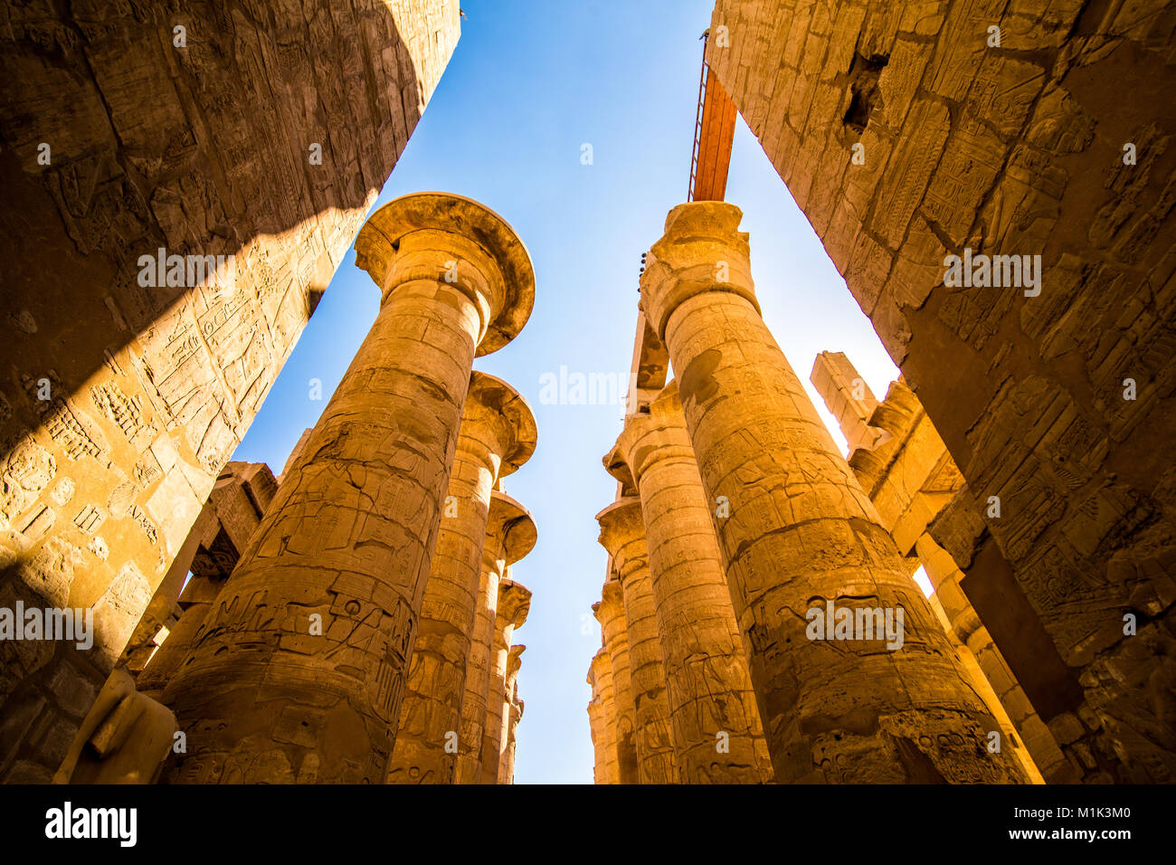 Grande Hypostyle Hall e nuvole a i Templi di Karnak (antica Tebe ...