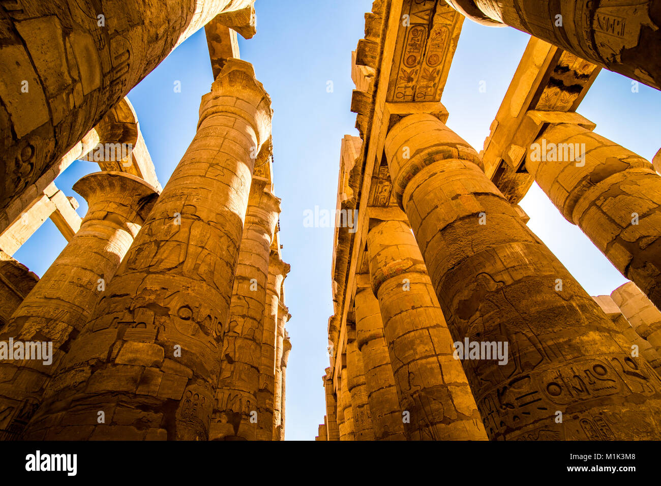 Grande Hypostyle Hall e nuvole a i Templi di Karnak (antica Tebe ...