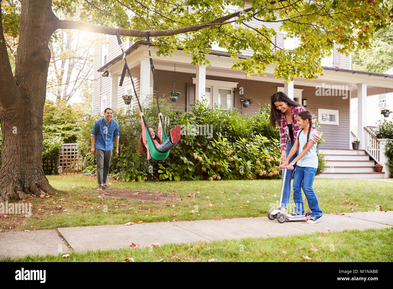 Bambini che giocano fuori in giardino immagini e fotografie stock ad ...