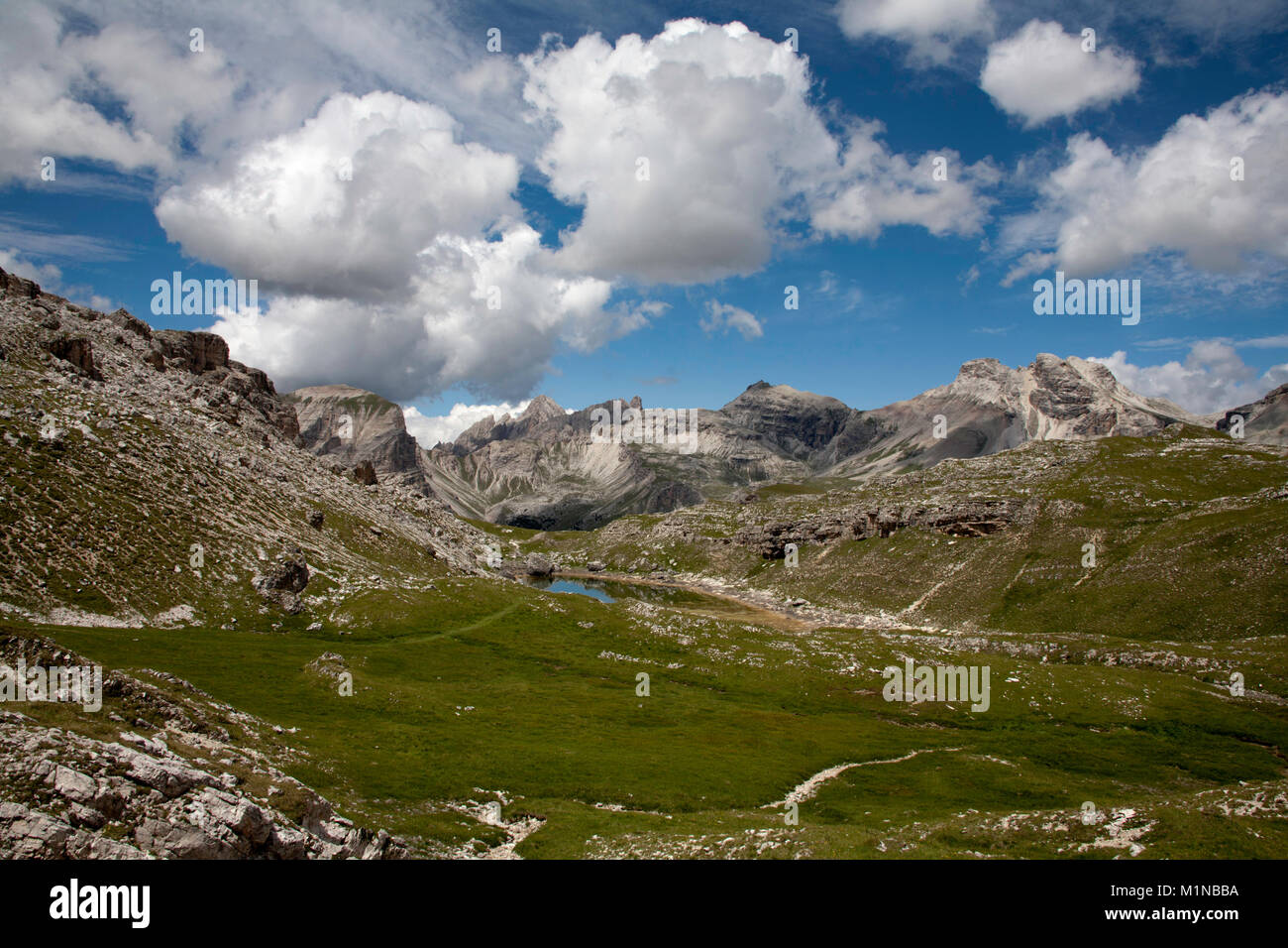 Lech de Ciampei tra le montagne del Puez Gruppe o Gruppo Puez Col del ...