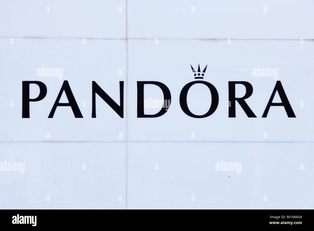 Pandora jewellery immagini e fotografie stock ad alta risoluzione - Alamy